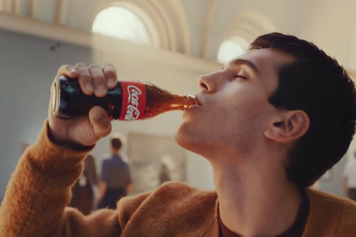 可口可乐创意广告短片案例《杰作》 - 传播蛙